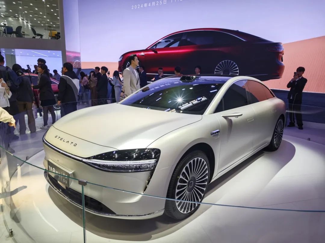 集结号-官方说比迈巴赫还强！“华为”旗舰轿车内饰曝光